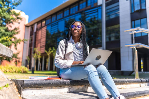DEAKIN VICE-CHANCELLOR’S INTERNATIONAL SCHOLARSHIP | YouthExpat